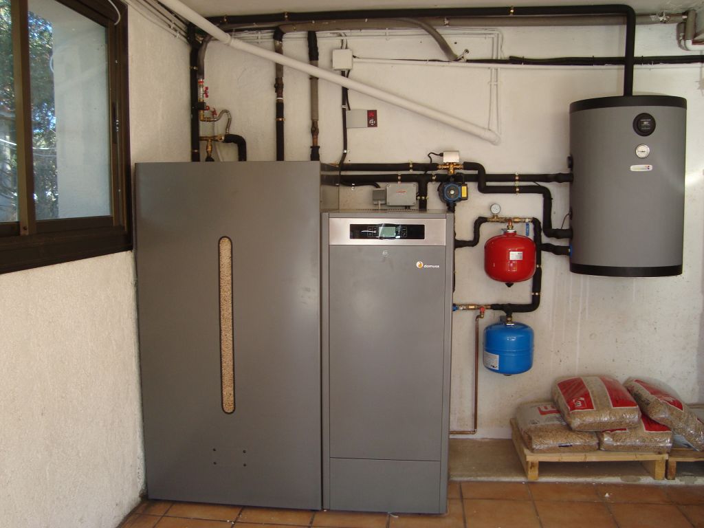 Instalación de una caldera de pellet en una casa en Cànoves i Samalús ...